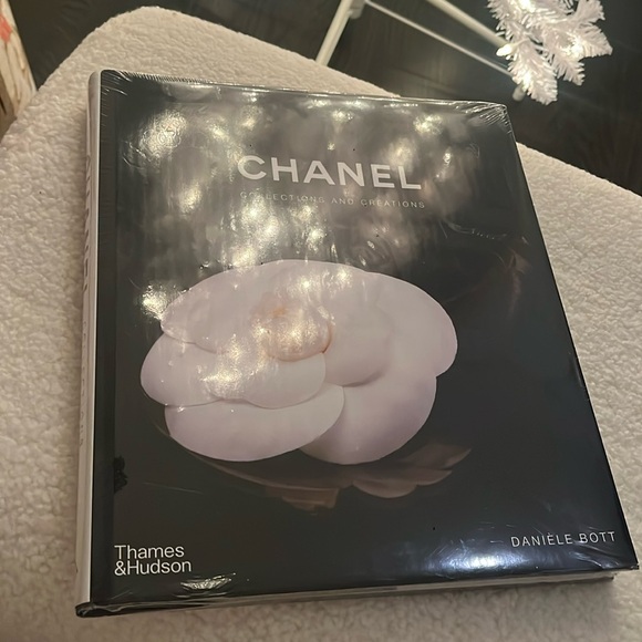 CHANEL | Accents | Chanel Table Bookthames Hudsondaniele Bottsealed ...